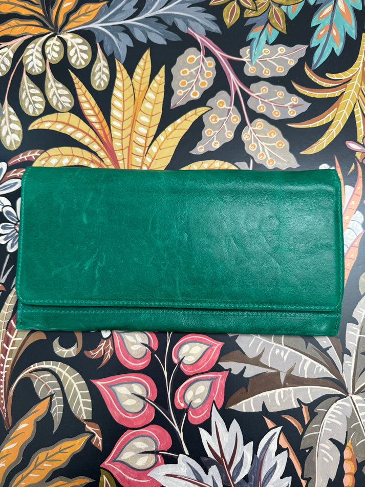 *Elizabeth Wallet* – Satchel.